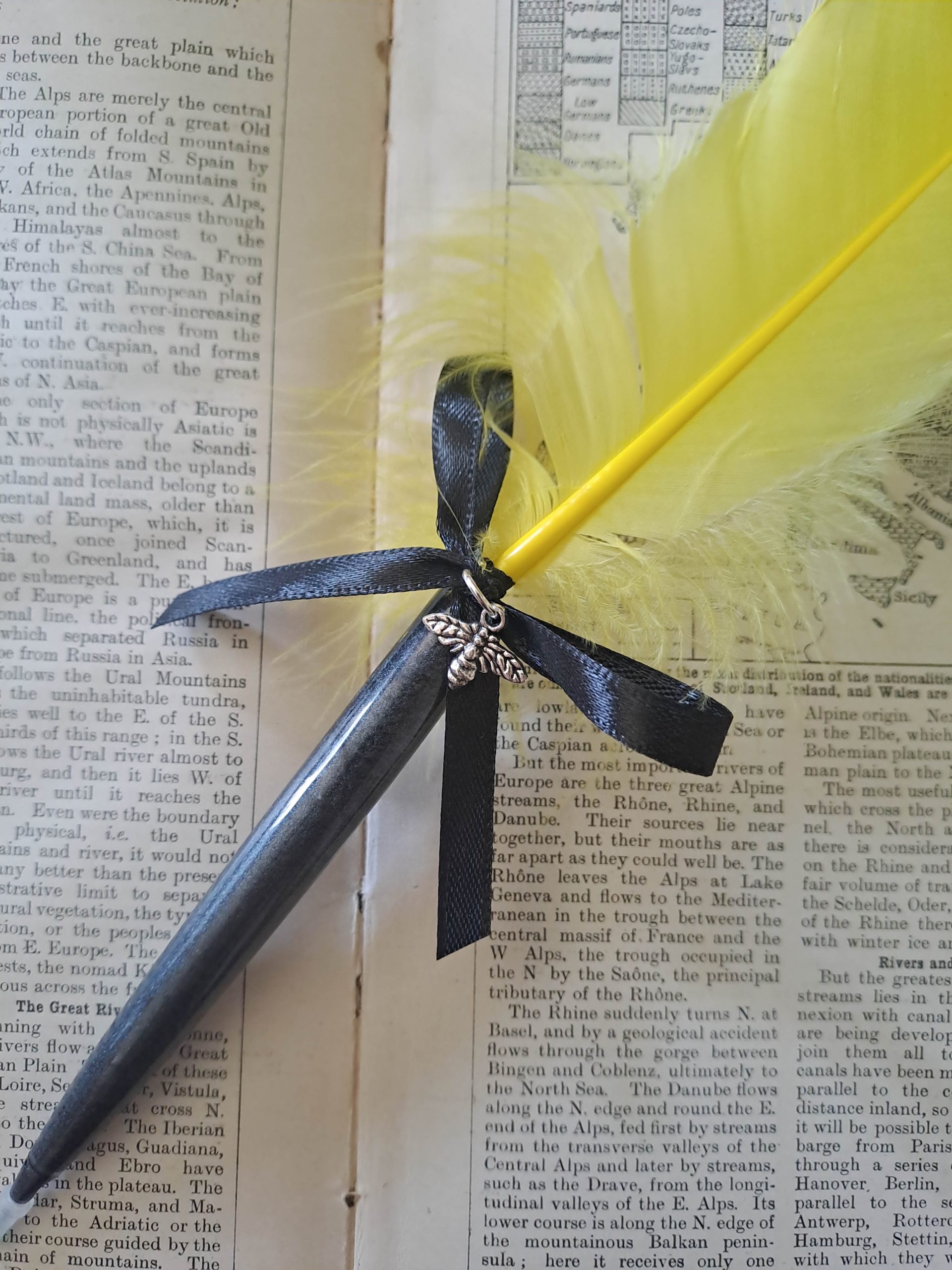Yellow Quill Bee Charm – Studio Gagashi